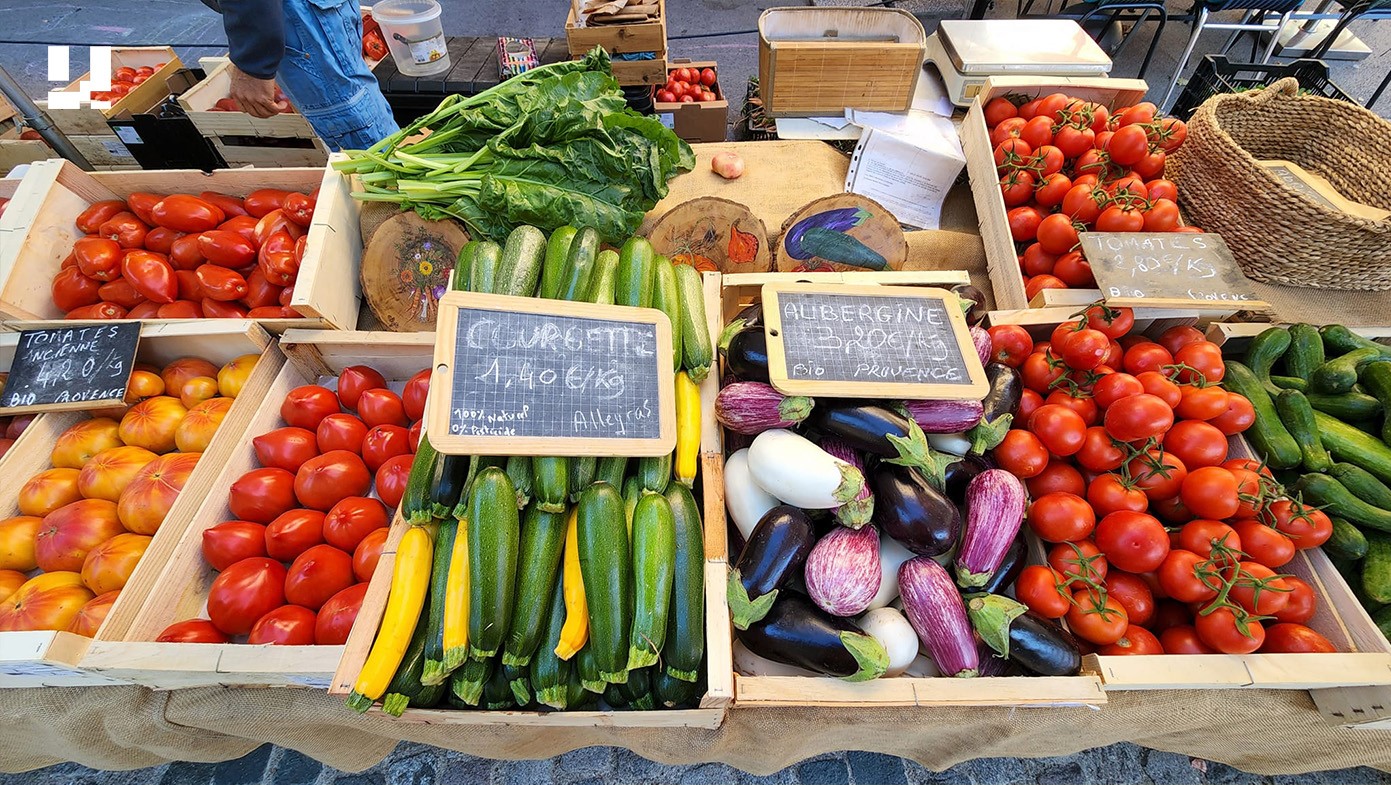 แผงลอยปารีส LES MARCHES DE PARIS และตลาดแผงลอยในชนบท